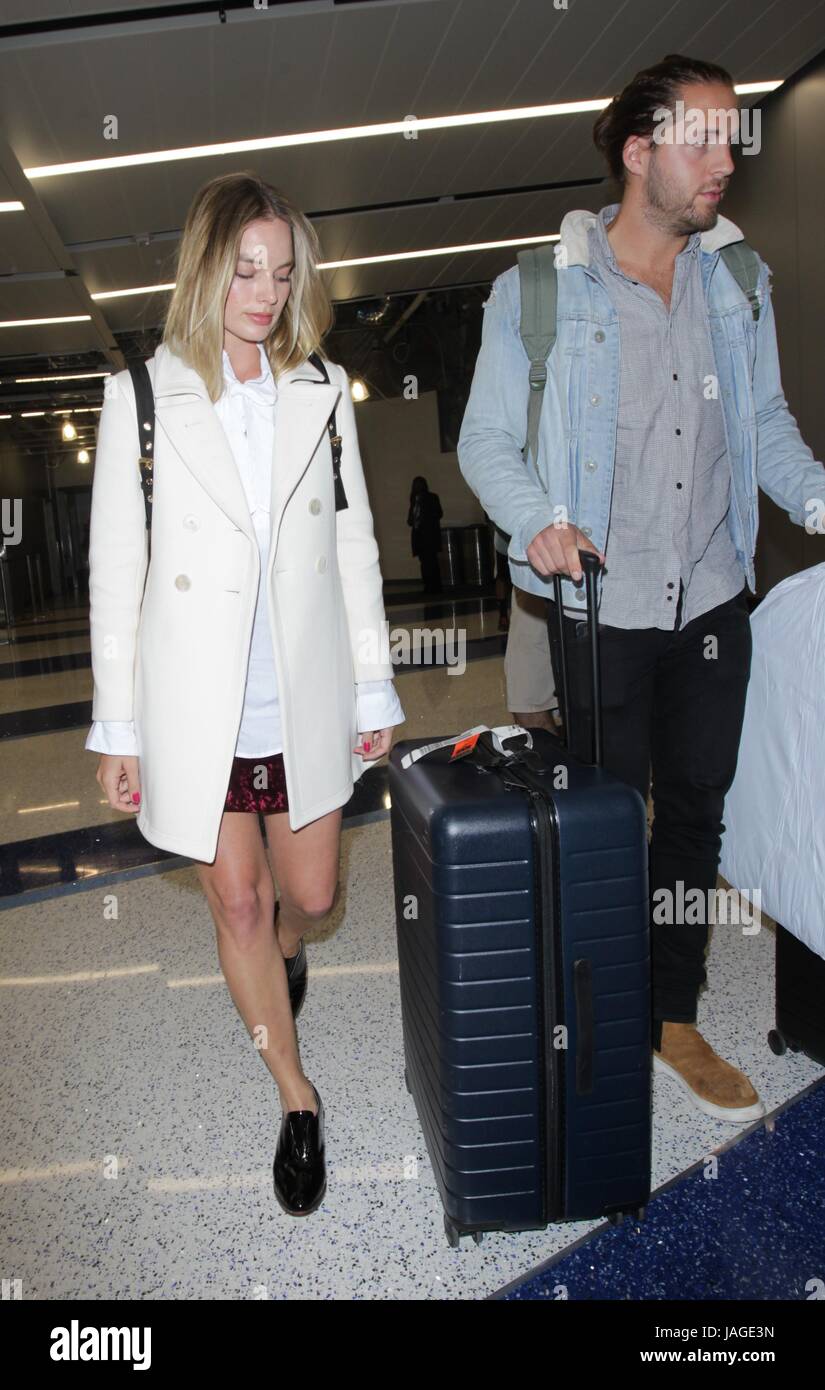 Margot Robbie kommt am Los Angeles International Airport (LAX) mit Tom ...