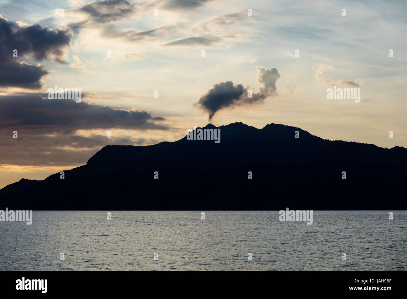 Ein aktiver meeresvulkan -Fotos und -Bildmaterial in hoher Auflösung ...