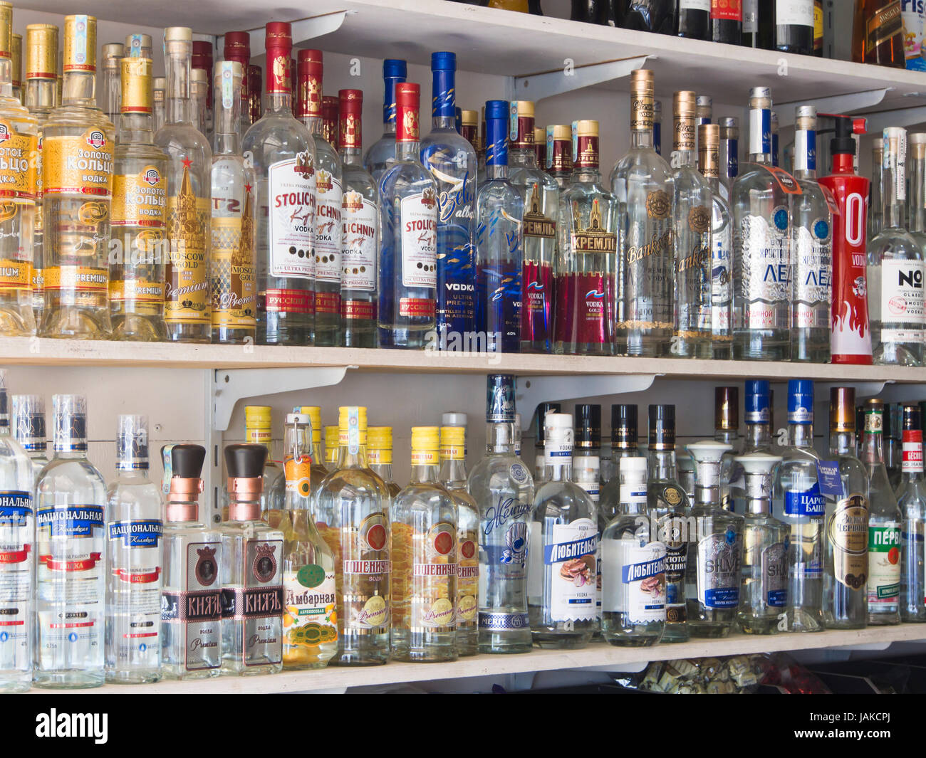 Vodka shop bottles -Fotos und -Bildmaterial in hoher Auflösung – Alamy