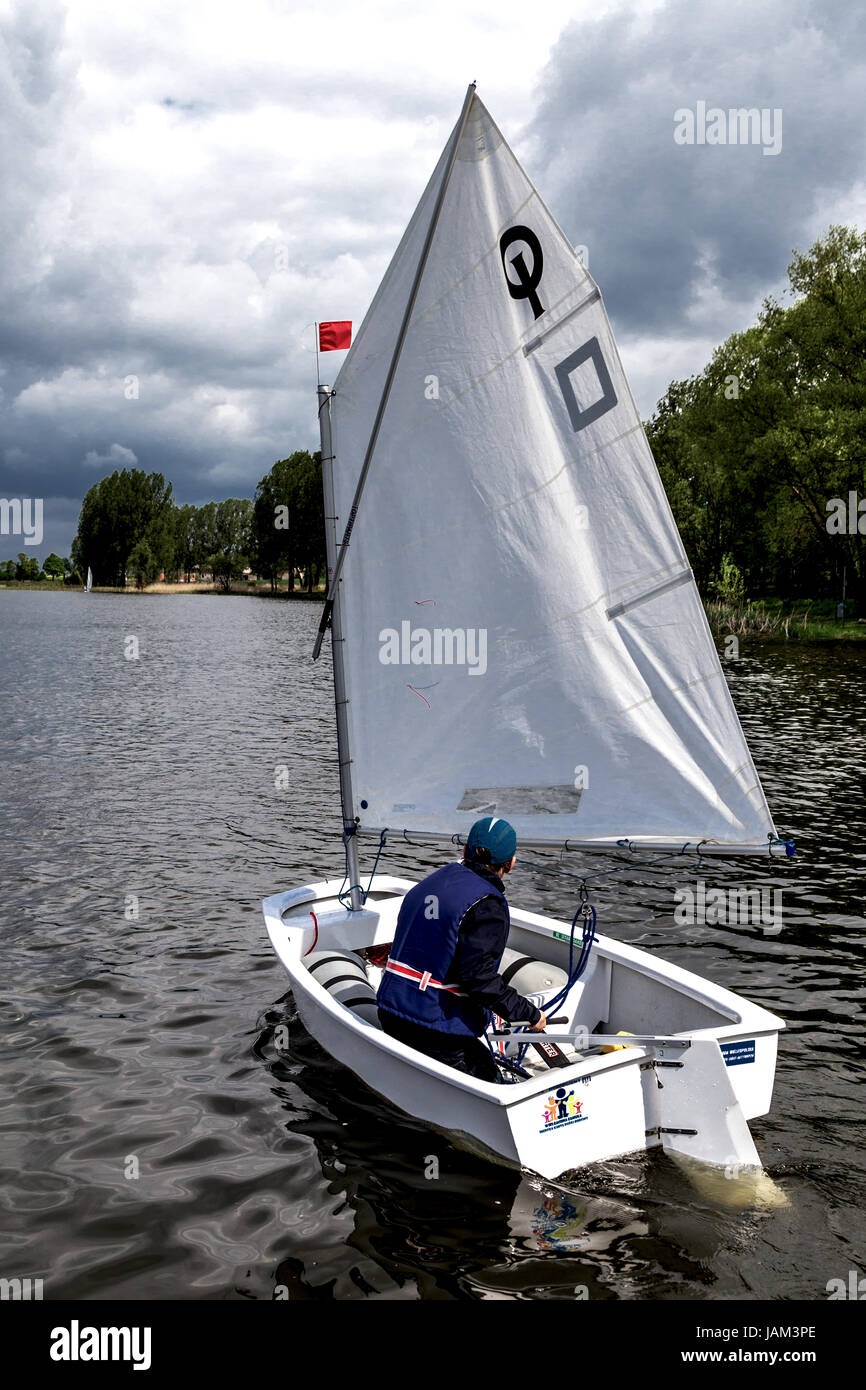 Junge - Matrose auf Optimist Klasse Segelboot nach Regatta Rennen ...