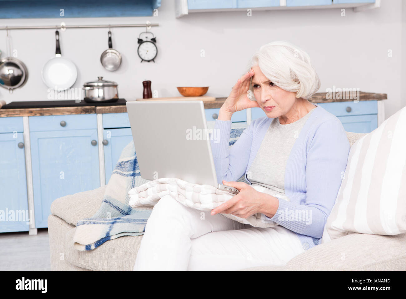 Oma sofa -Fotos und -Bildmaterial in hoher Auflösung – Alamy