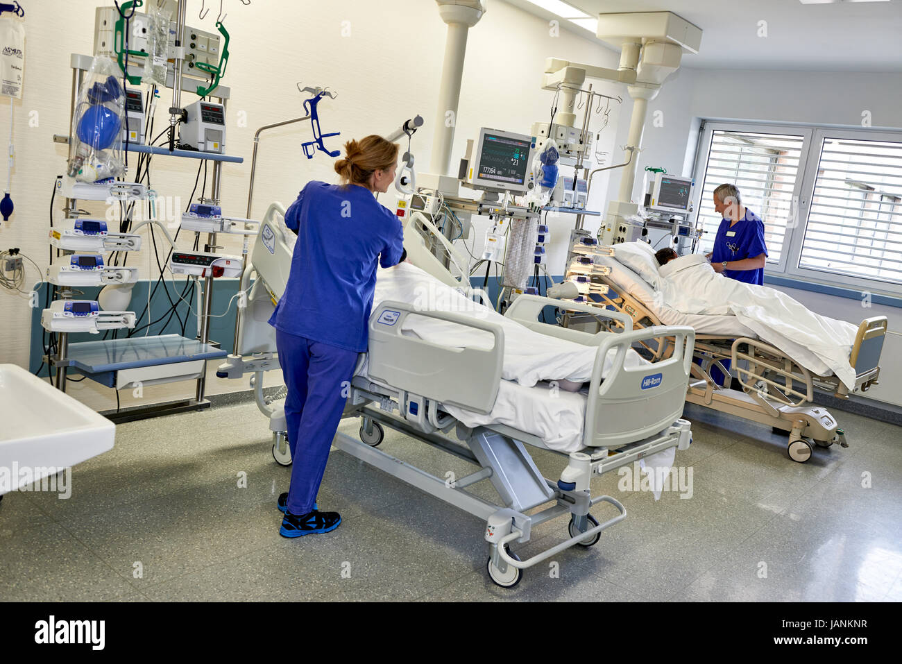 Krankenschwester mit Patienten auf der Intensivstation intensiv ...