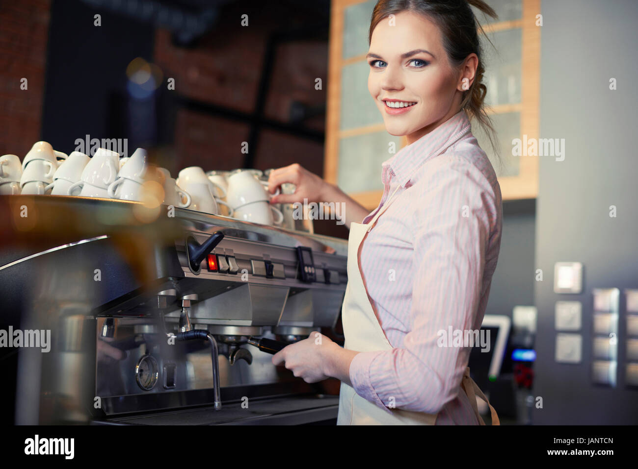 Kellnerin und barista -Fotos und -Bildmaterial in hoher Auflösung – Alamy