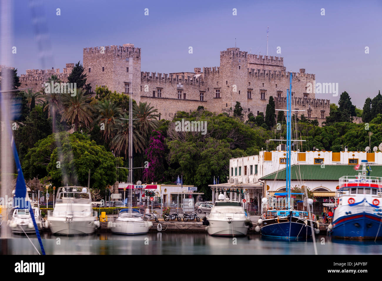 Mandraki-Hafen und der Palast des Großmeisters der Ritter von Rhodos ...
