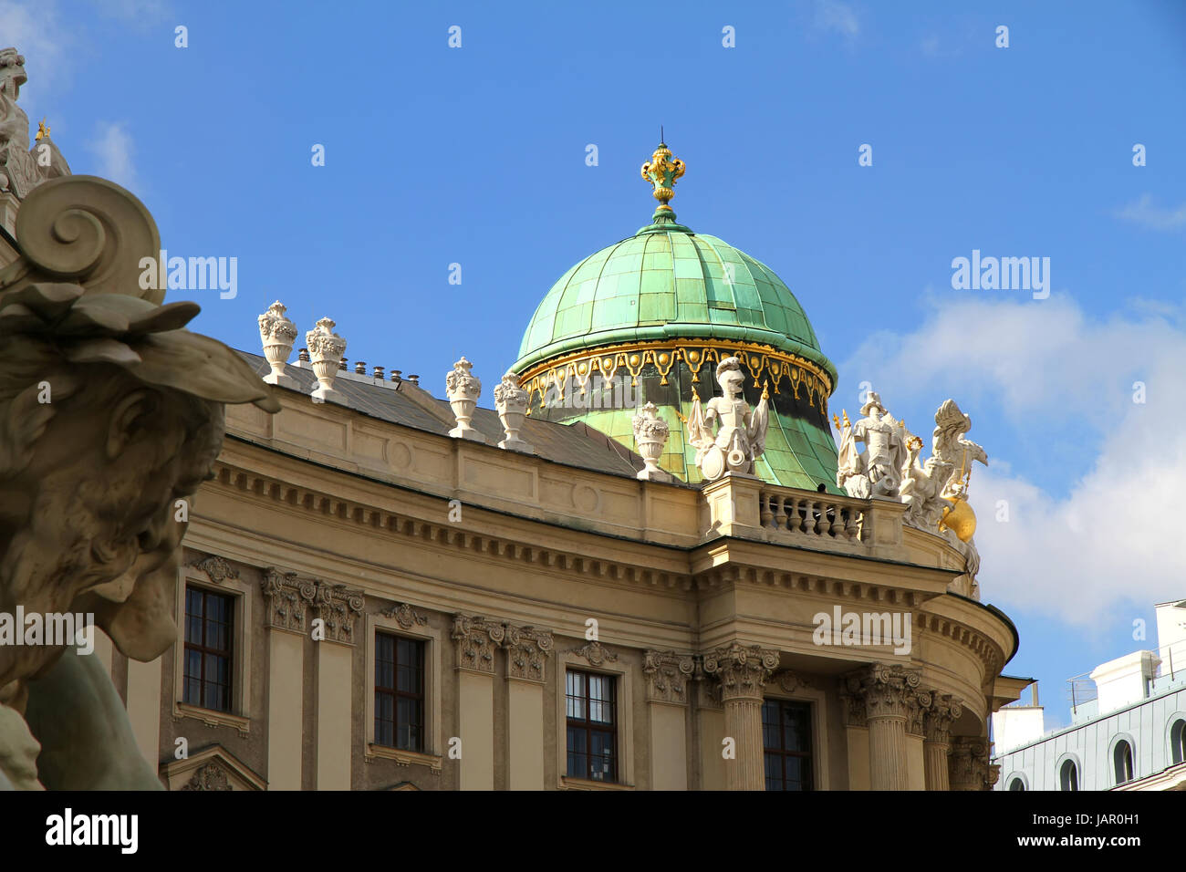 Der Michaelertrakt der Hofburg in Wien, Österreich. Blick von der ...