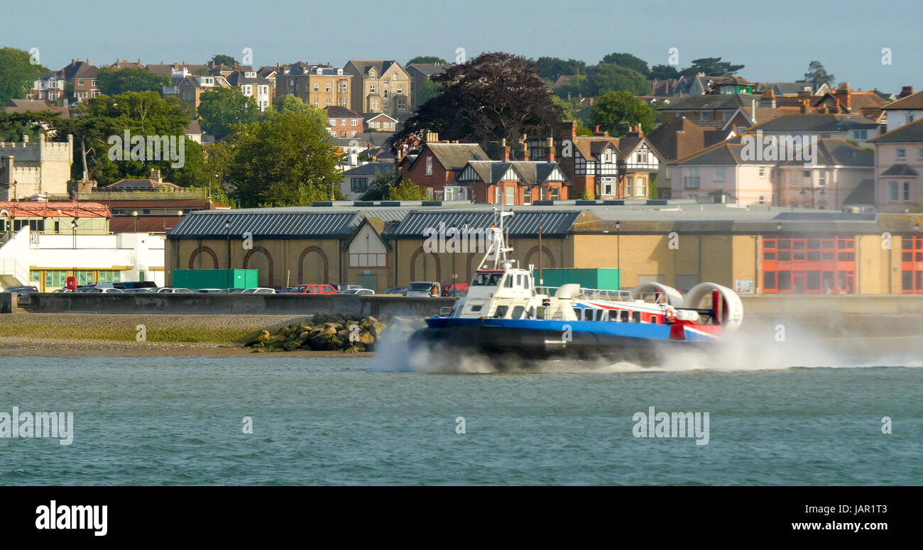 Hovercraft Boot verlassen den Strand in Ryde, Isle Of Wight ...