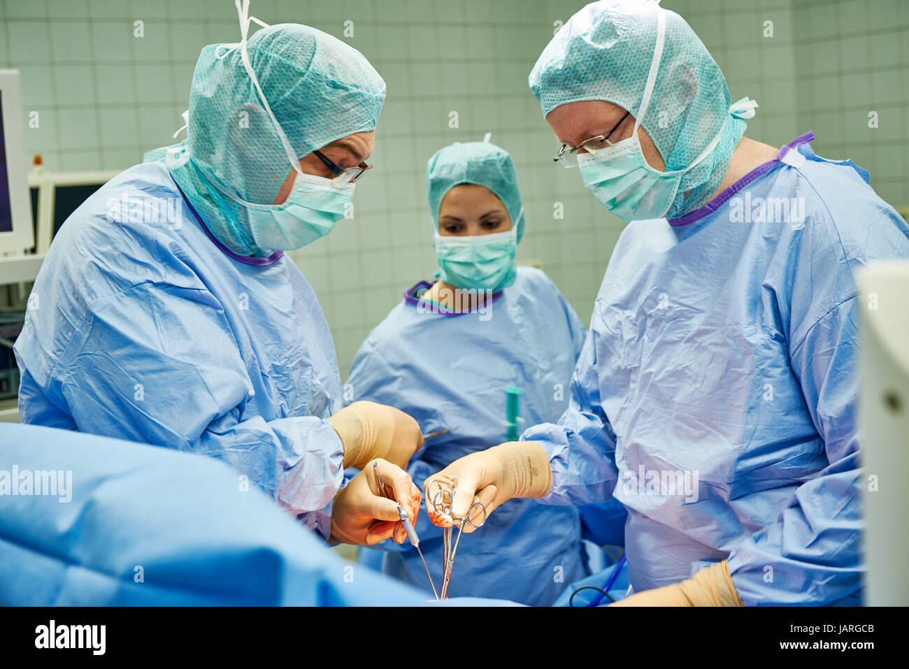 Team von Chirurgen und Krankenschwestern laparoskopische minimal ...