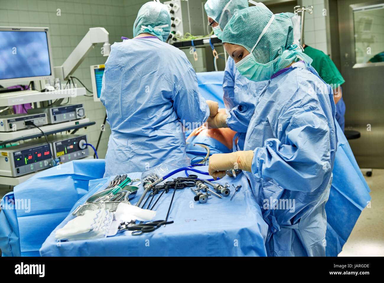 Team von Chirurgen und Krankenschwestern laparoskopische minimal ...