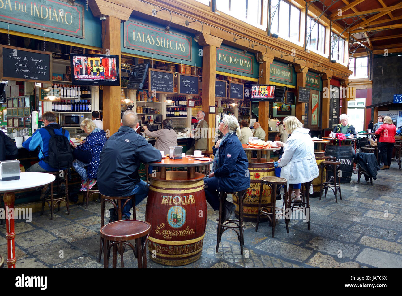 Menschen essen tapas -Fotos und -Bildmaterial in hoher Auflösung – Alamy