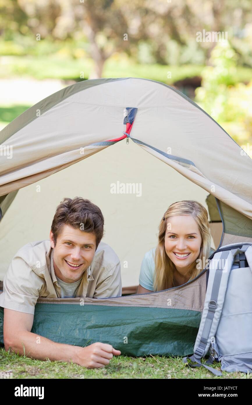 Frau schaut aus dem zelt -Fotos und -Bildmaterial in hoher Auflösung ...