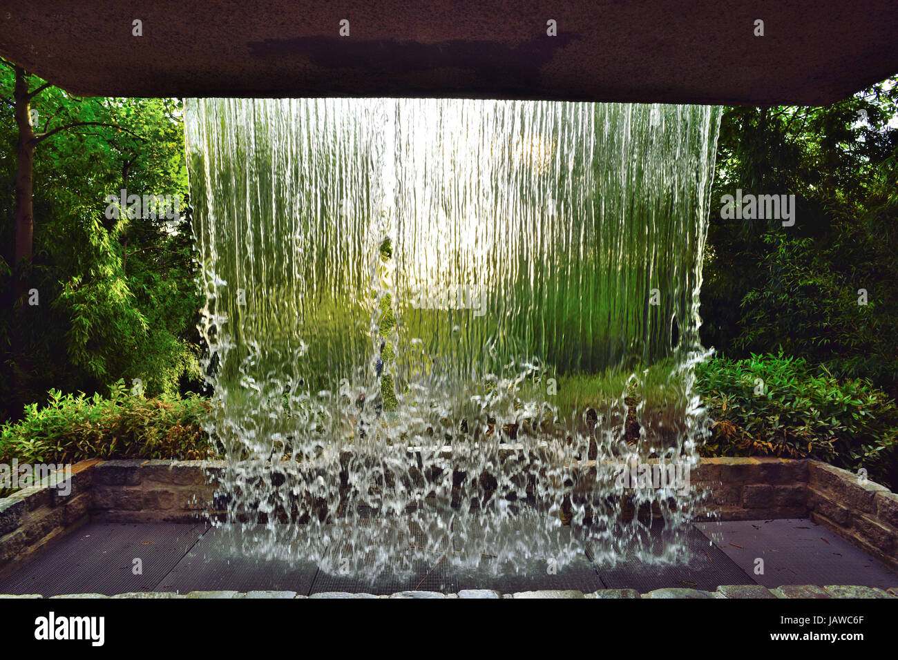 Hinter dem wasserfall garten -Fotos und -Bildmaterial in hoher ...