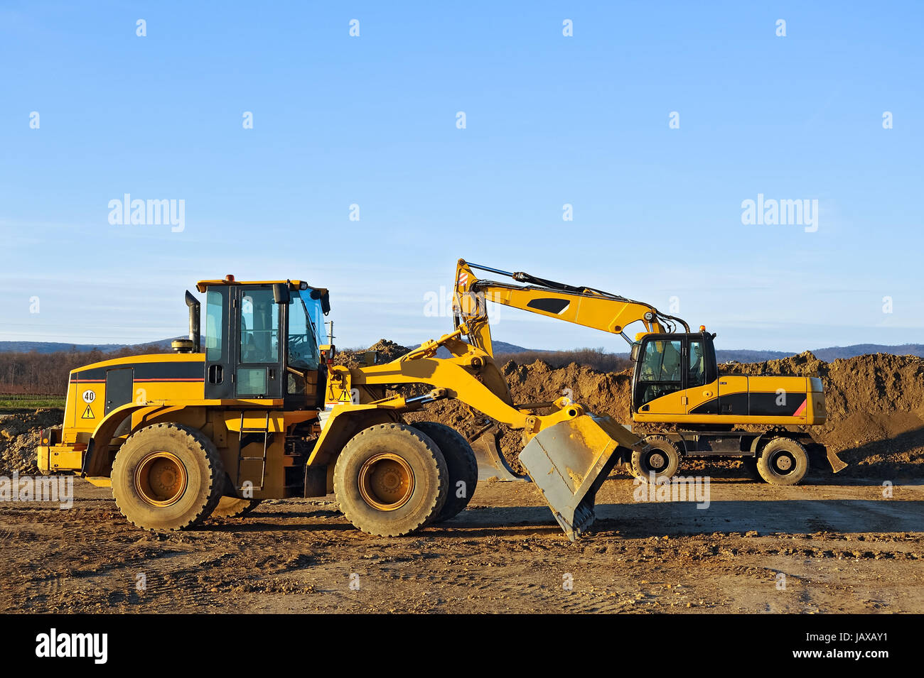 Radlader und Bagger auf der Baustelle Stockfotografie - Alamy