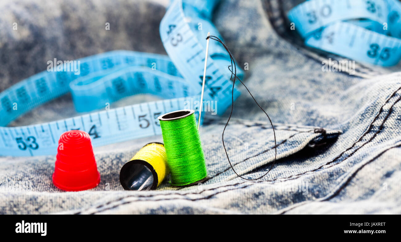 Nähzubehör auf Denim-Jeans bereit für Veränderung oder Reparatur mit ...
