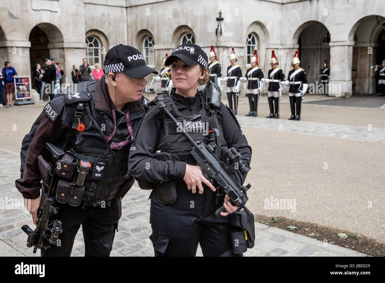 Armed police officers -Fotos und -Bildmaterial in hoher Auflösung – Alamy