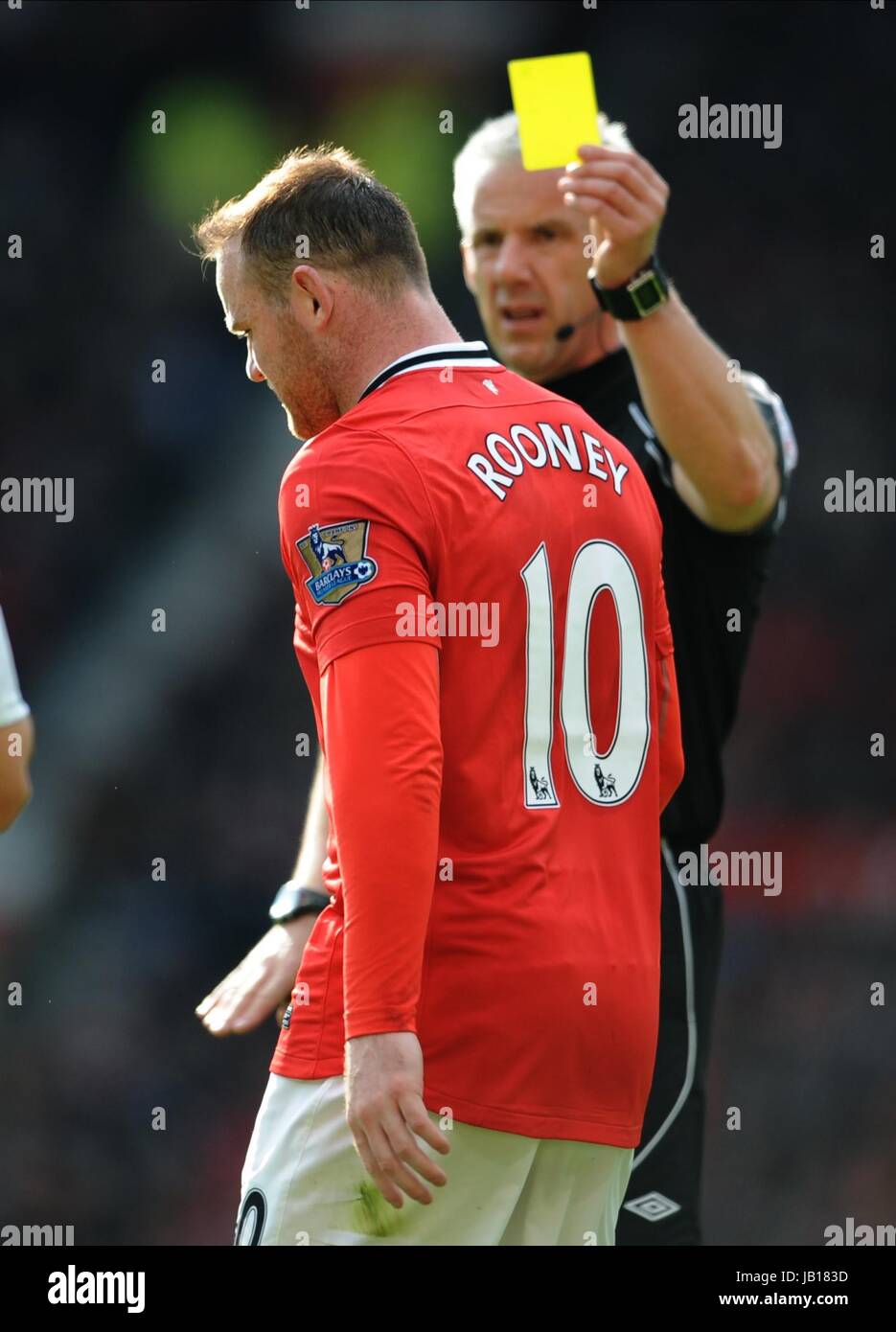 Wayne rooney bekommt gelbe karte von chris foy -Fotos und -Bildmaterial ...