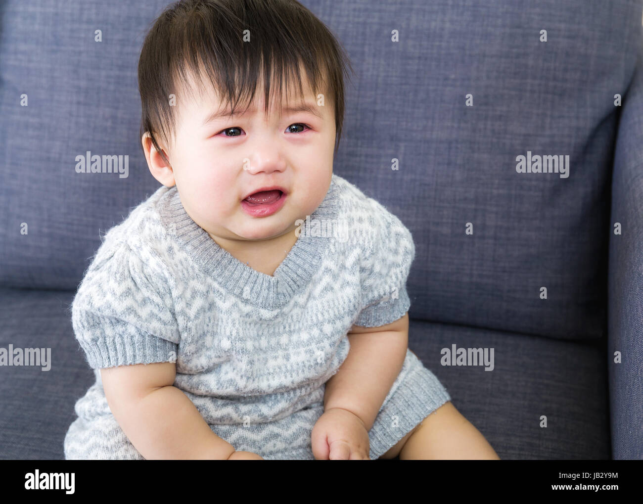 Baby pout cry -Fotos und -Bildmaterial in hoher Auflösung – Alamy