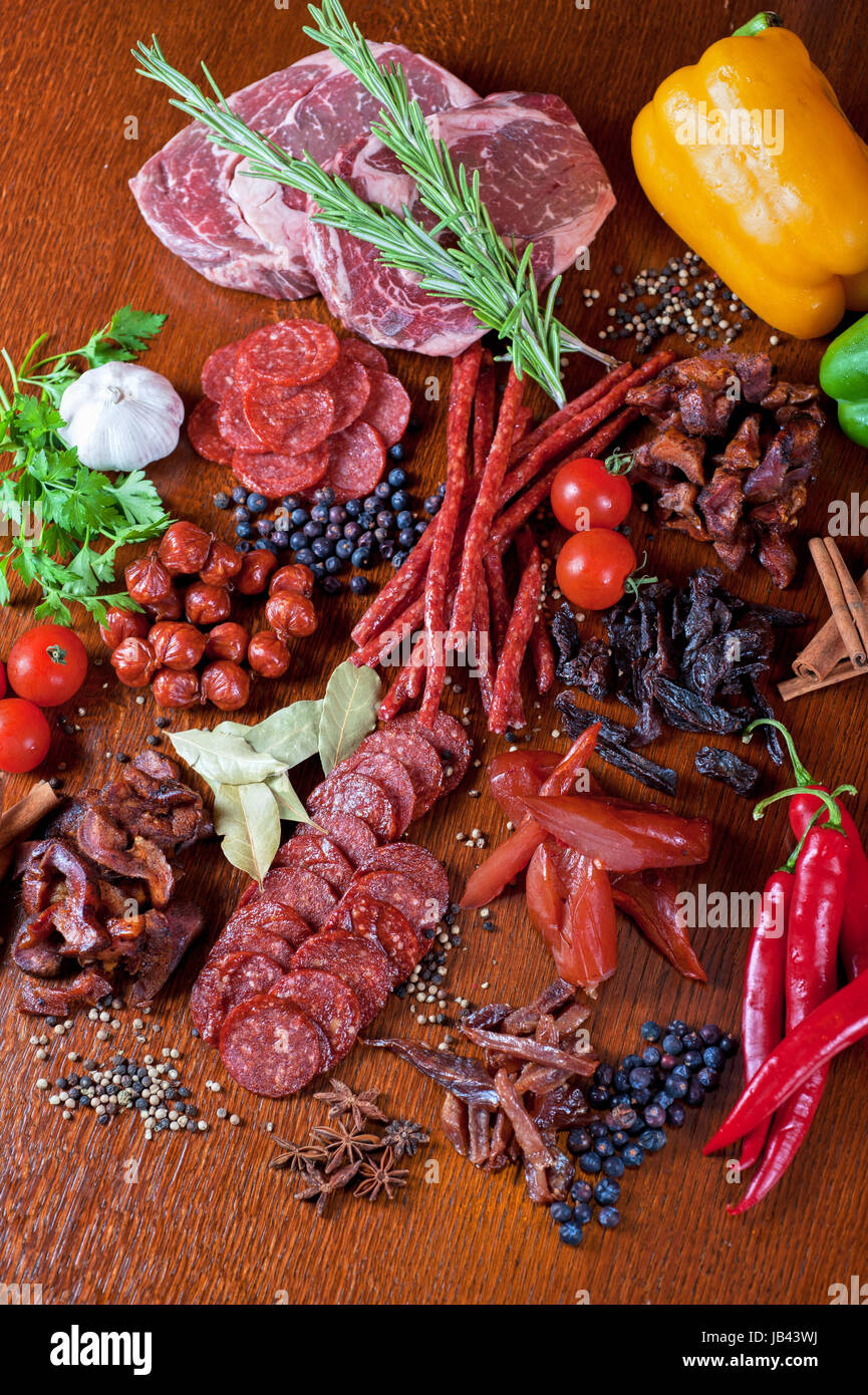 verschiedenen Wurst und Fleisch auf dem festlichen Tisch mit Gewürzen ...