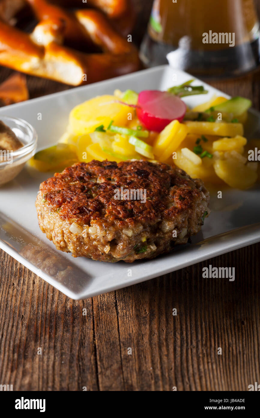 Bayerischer hackbraten mit kartoffelsalat -Fotos und -Bildmaterial in ...