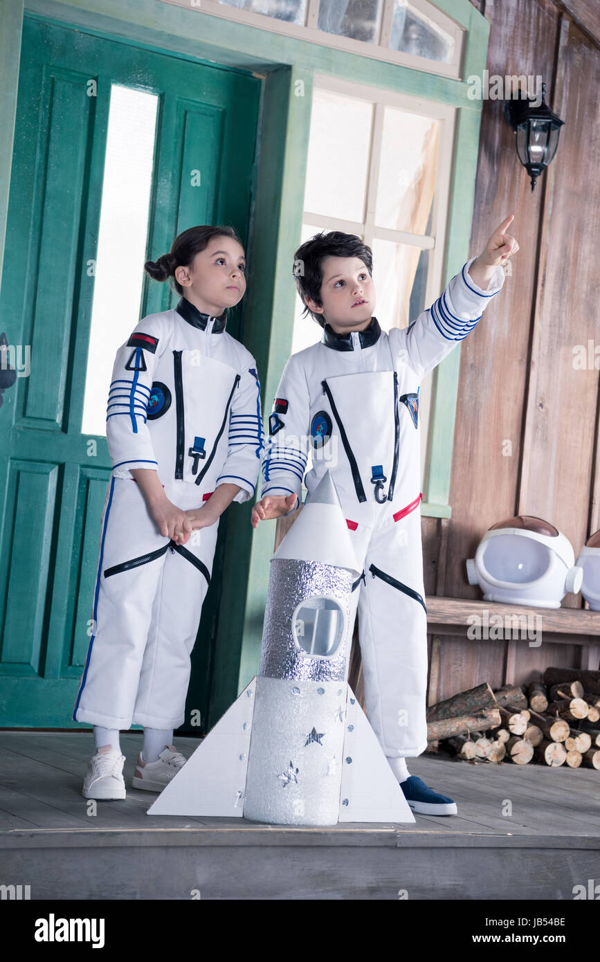 Zeige spielende kinder -Fotos und -Bildmaterial in hoher Auflösung – Alamy