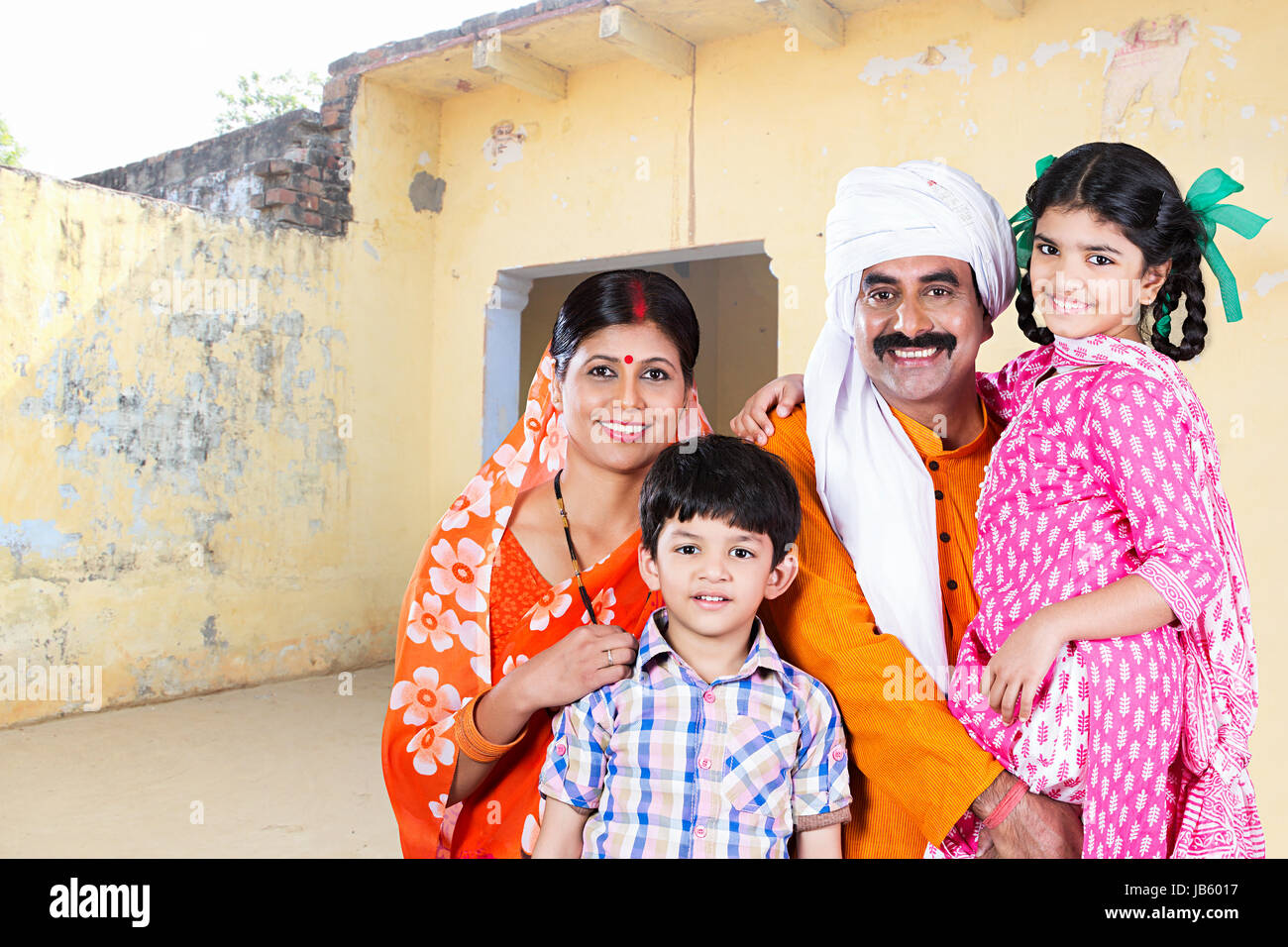 Middle Class Indian Family In Fotos Und Bildmaterial In Hoher middle-class-indian-family-in-fotos-und-bildmaterial-in-hoher