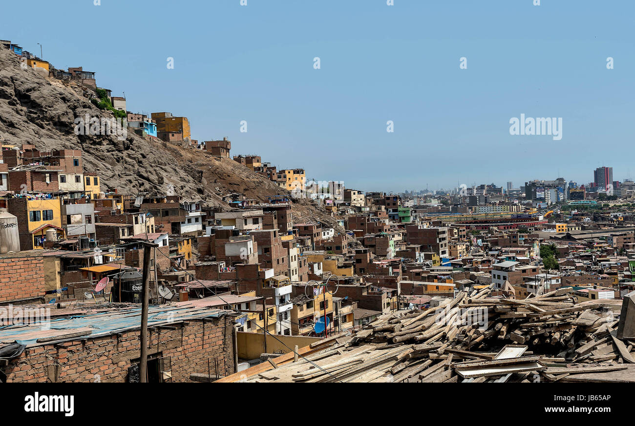Slums in lima -Fotos und -Bildmaterial in hoher Auflösung – Alamy
