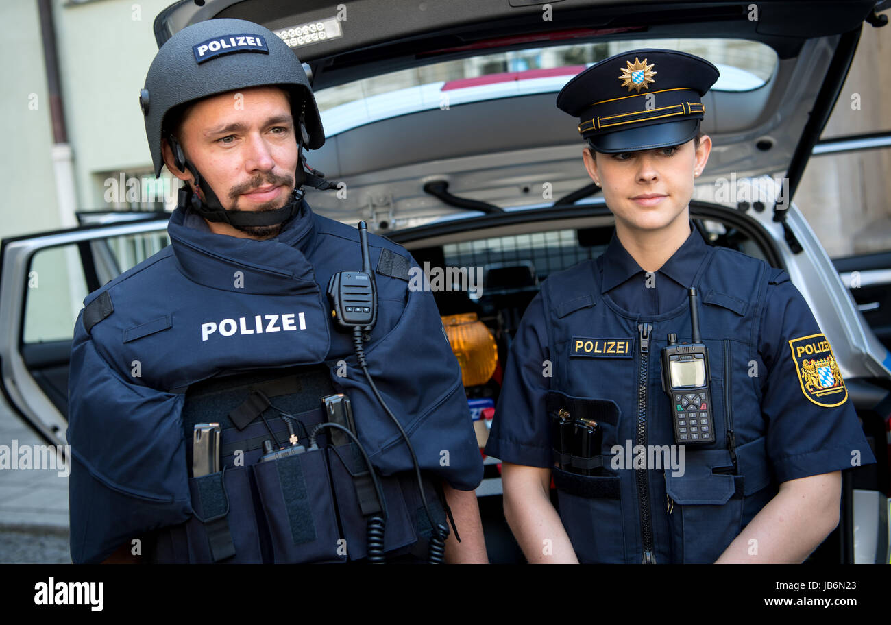 Zwei Mitglieder der deutschen Polizei präsentieren die neue ...
