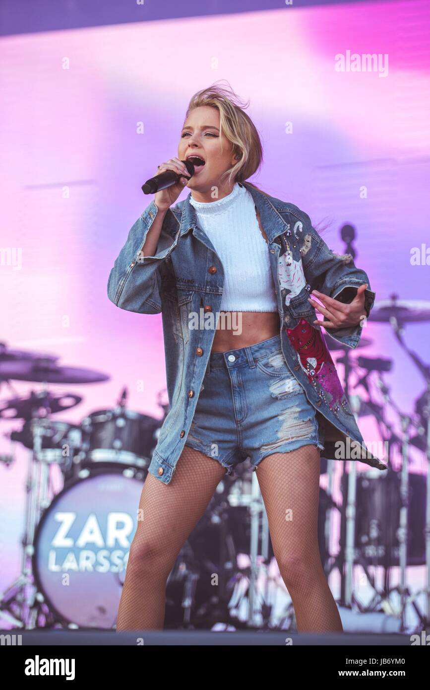 Zara larsson performs on stage -Fotos und -Bildmaterial in hoher ...
