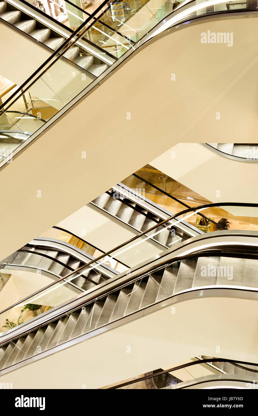 Moderne Rolltreppen in das Einkaufszentrum inmitten verschiedener ...