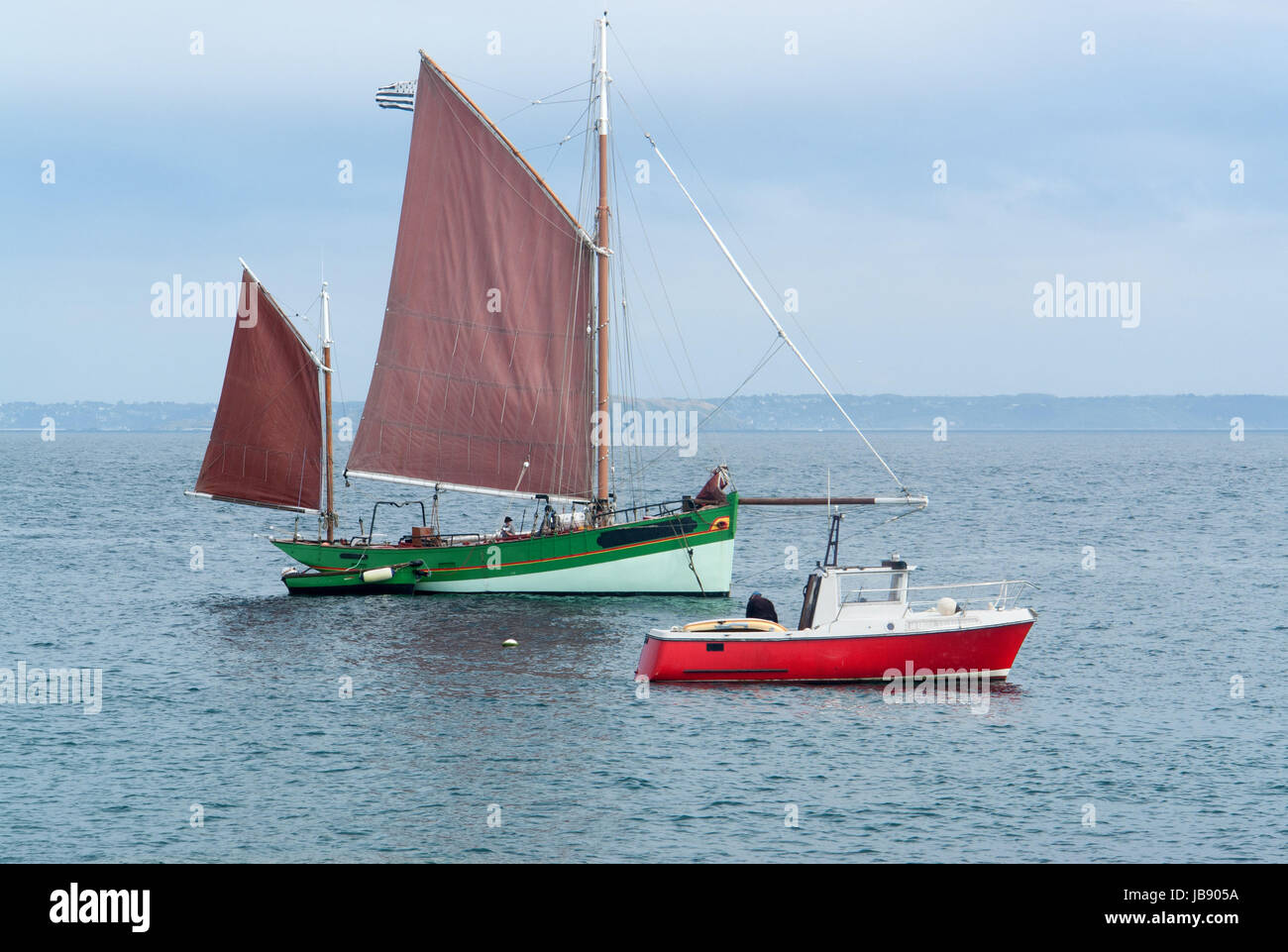 eine nostalgische Segelboot und ein kleines Motorboot in der Bretagne ...