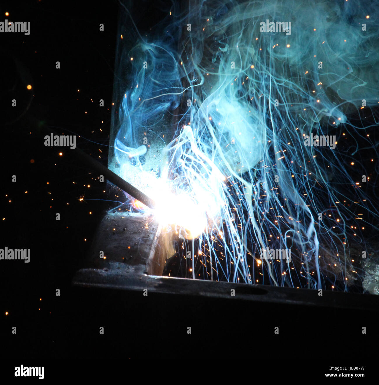 Funken und Rauch beim Schweißen von Stahlkonstruktionen, Bild-Jets ein ...