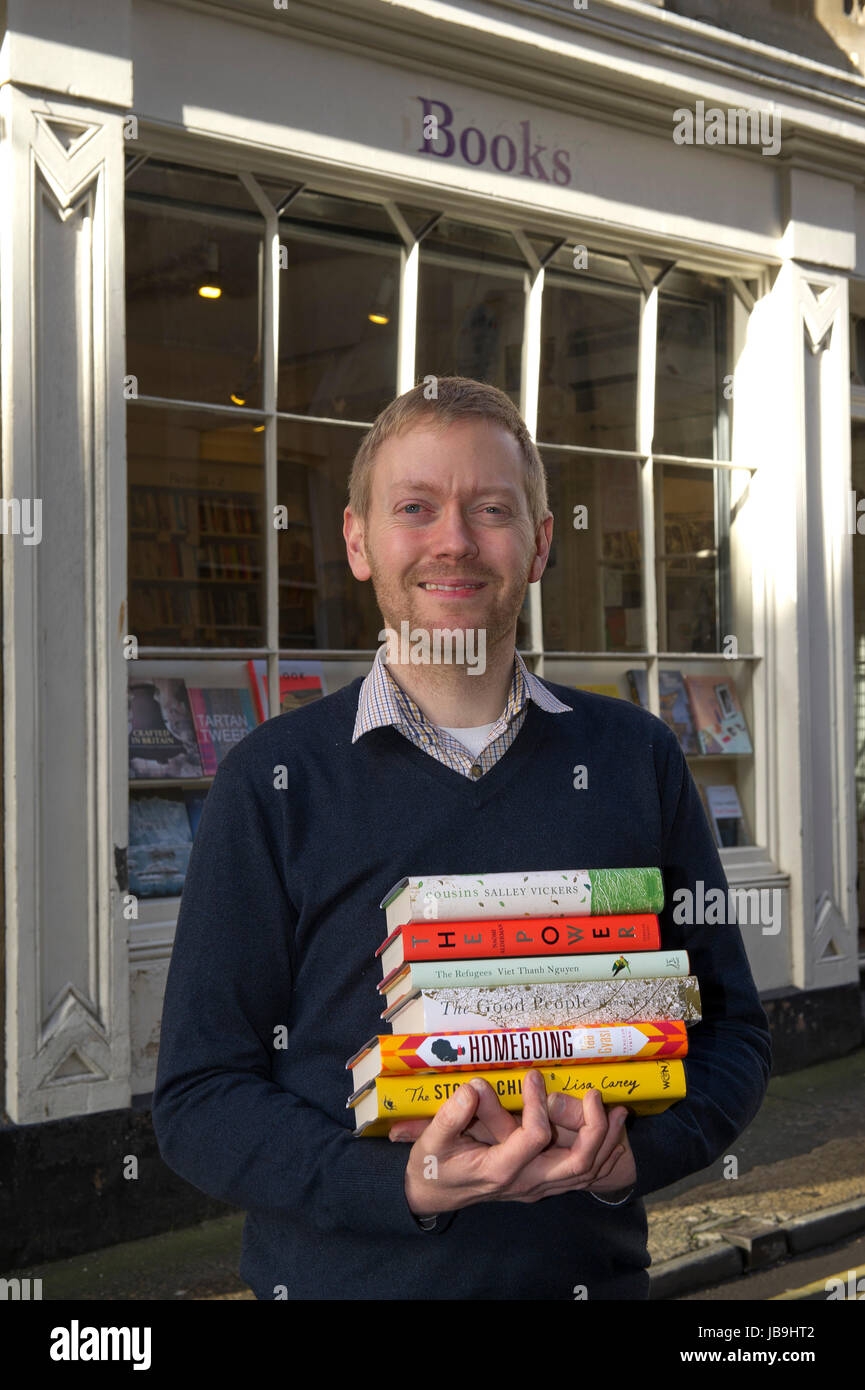 Die ganze Emporium der Lesung begeistert mit Besitzer Nic Bottomley und ...
