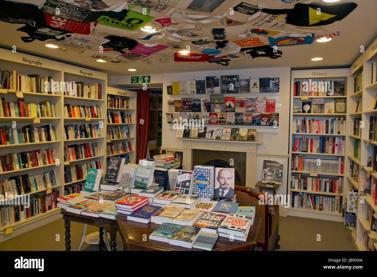 Die ganze Emporium der Lesung begeistert mit Besitzer Nic Bottomley und ...