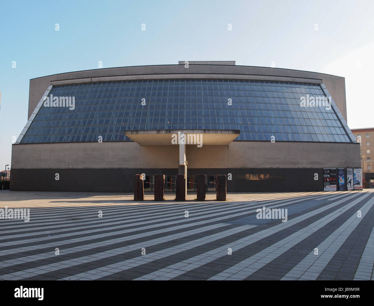 Teatro degli arcimboldi milano -Fotos und -Bildmaterial in hoher ...