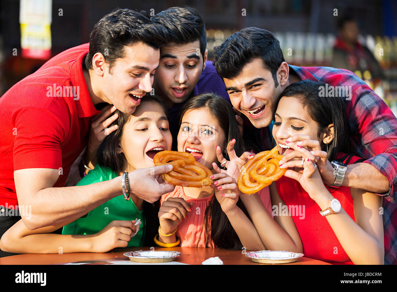 Gruppe von freunden am tisch im restaurant -Fotos und -Bildmaterial in ...