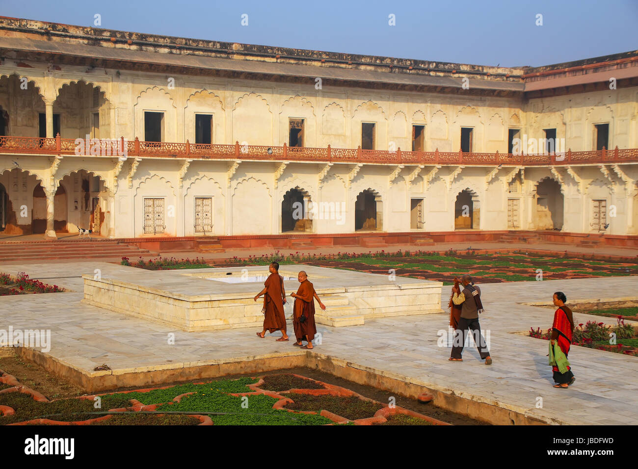 Besucher wandern rund um Anguri Bagh (Traube Garten) in Agra Fort ...