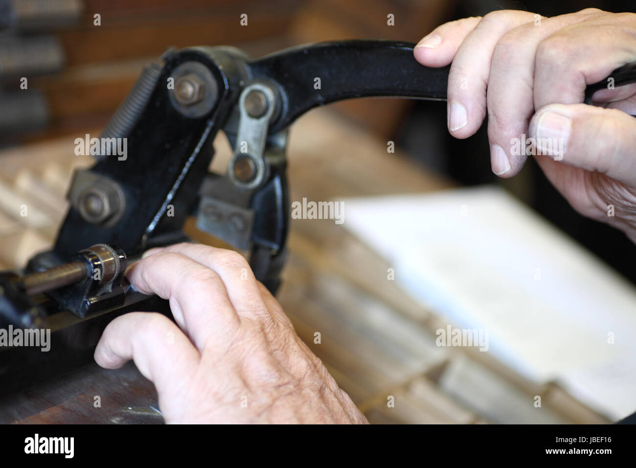 Drucker handhaben -Fotos und -Bildmaterial in hoher Auflösung – Alamy