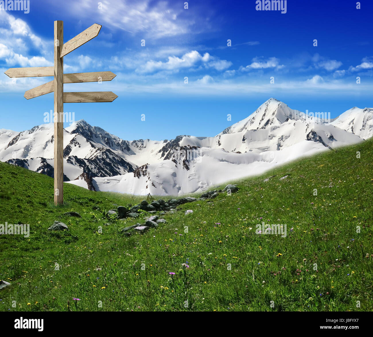 Berglandschaft mit Richtung Panel und Berge mit Schnee im Hintergrund ...