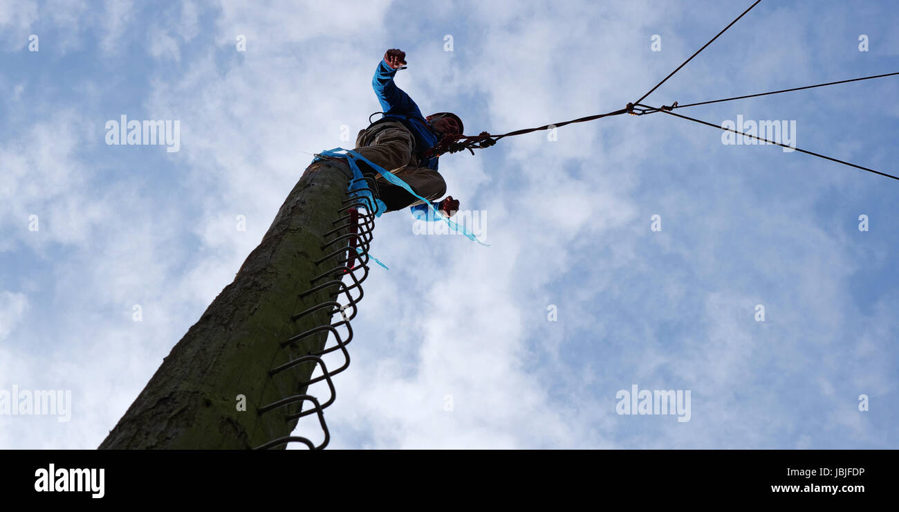 Entsprungen in die tiefe -Fotos und -Bildmaterial in hoher Auflösung ...
