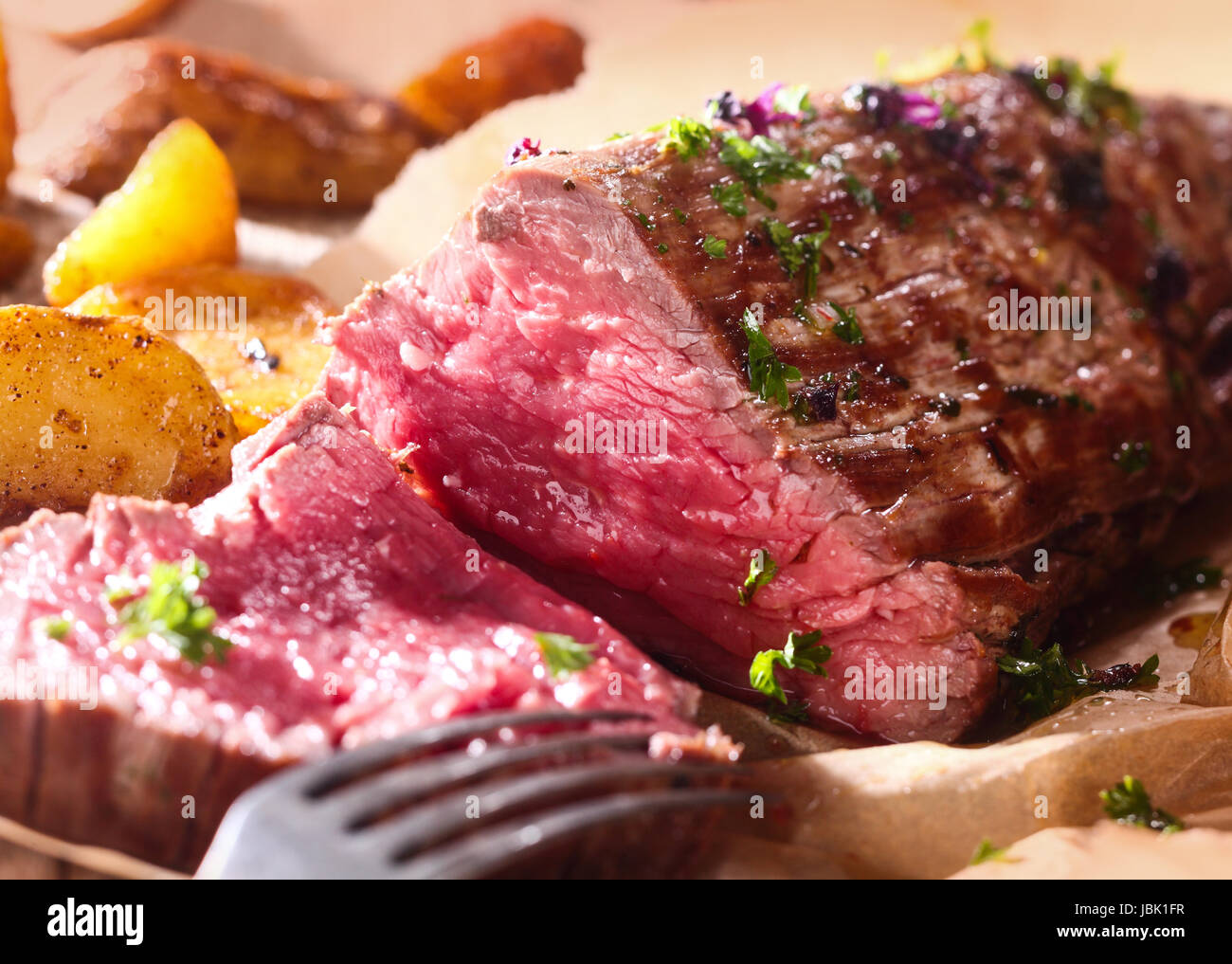 Succulent lean rare roast beef -Fotos und -Bildmaterial in hoher ...