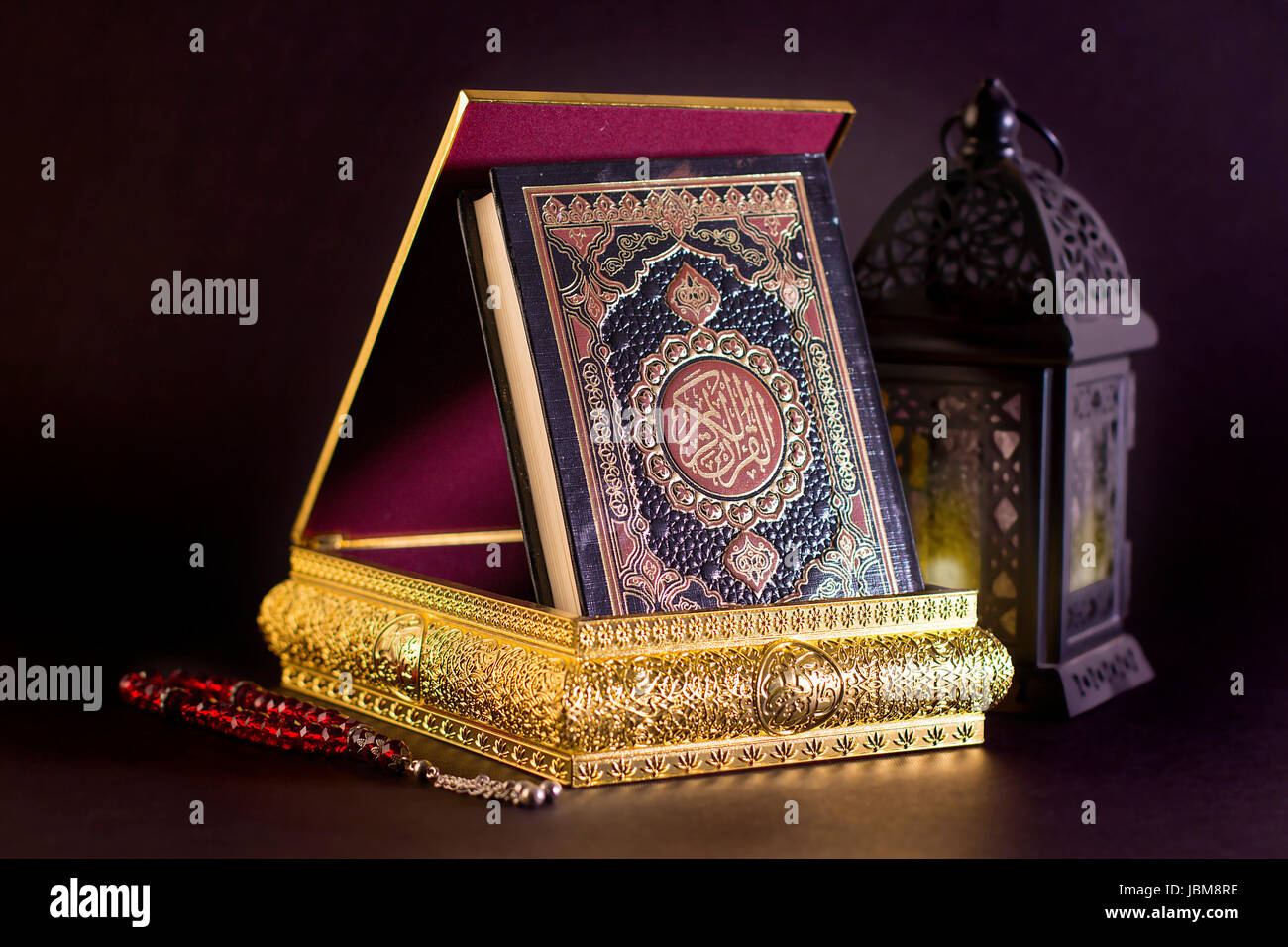 Ramadan Hintergrund - Der Heilige Qur'an in goldene Box mit Ramadan ...