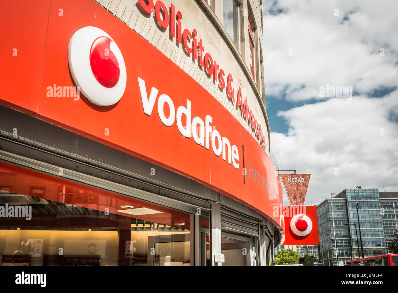 Vodafone logo auf dem telefon -Fotos und -Bildmaterial in hoher ...