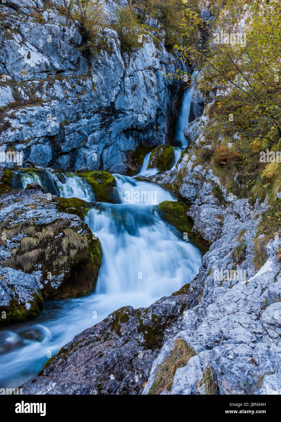 Die Soca/Isonzo Fluss in der Nähe der Quelle fließt über Felsen ...