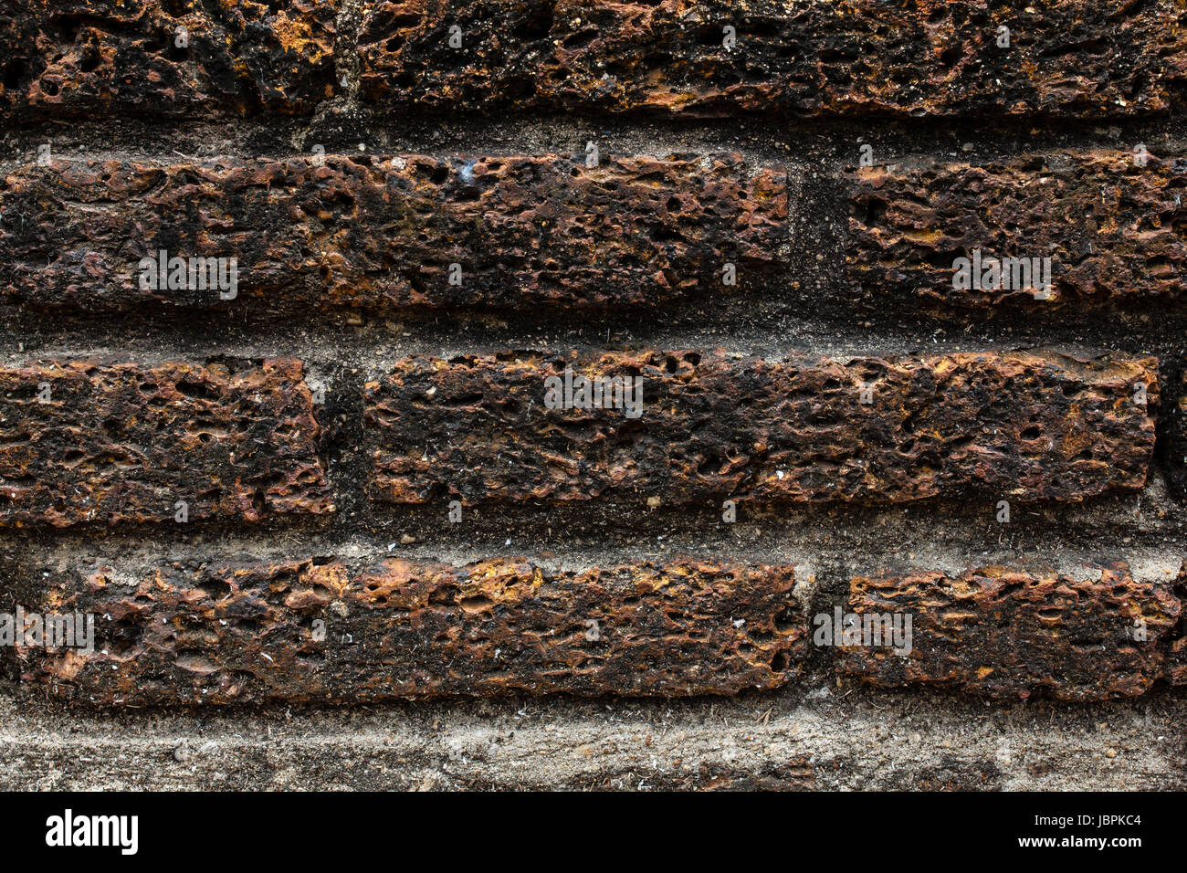 Old laterite stone wall -Fotos und -Bildmaterial in hoher Auflösung – Alamy