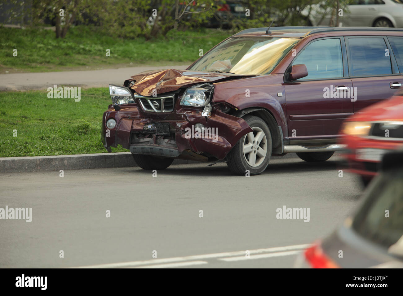 Autounfall nach frontal am Straßenrand Stockfotografie - Alamy