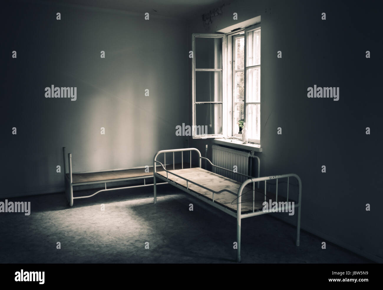 Dunkelheit ins licht -Fotos und -Bildmaterial in hoher Auflösung – Alamy