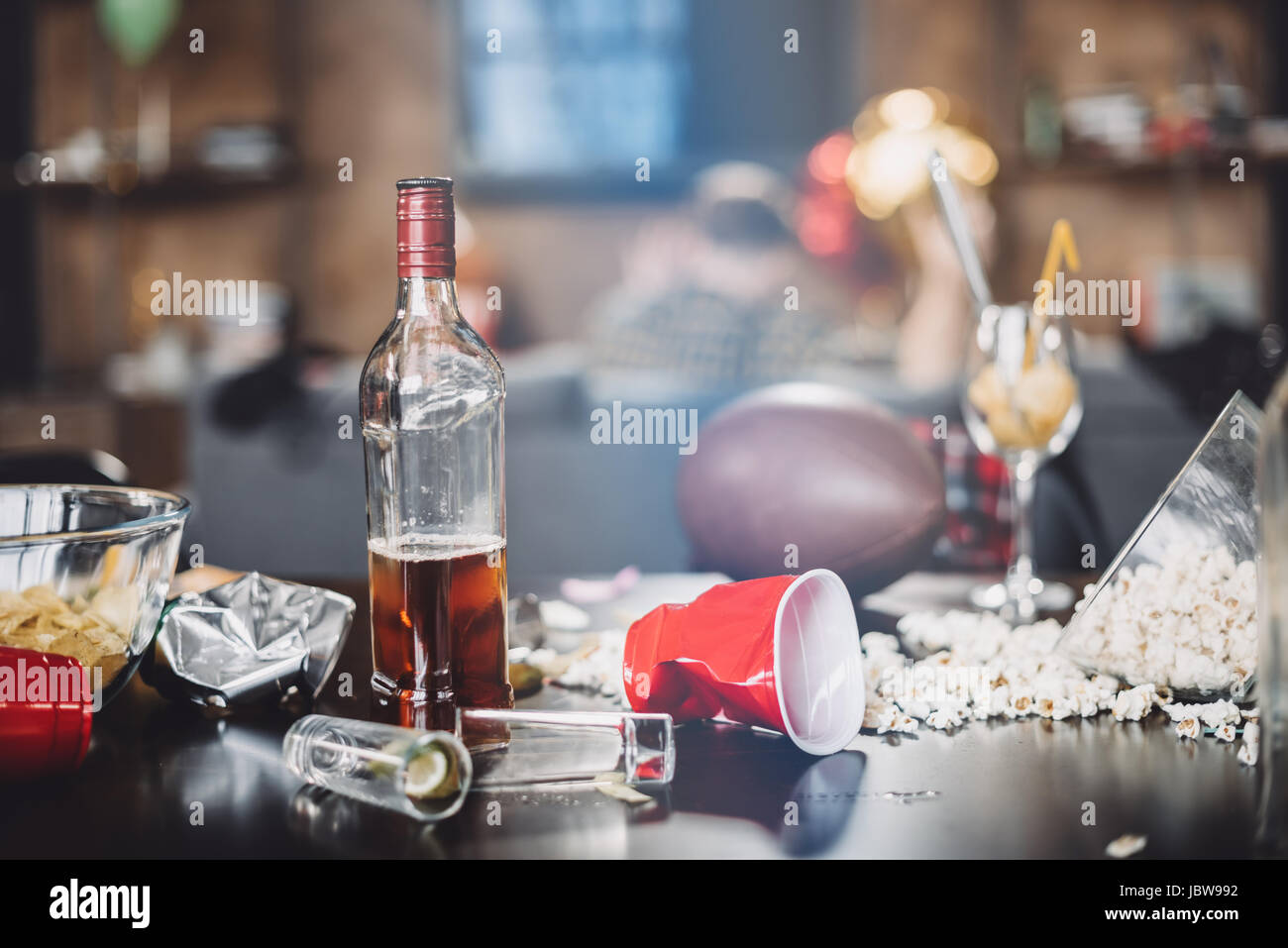Messy house after party -Fotos und -Bildmaterial in hoher Auflösung – Alamy