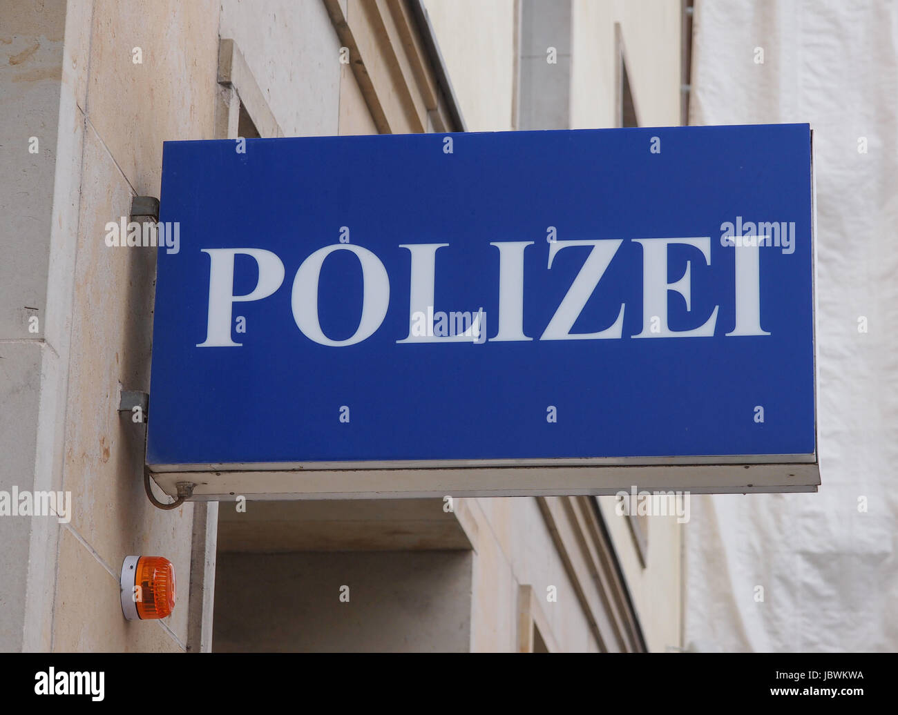 Ein Polizei-Zeichen bedeutet Polizei in deutscher Sprache ...