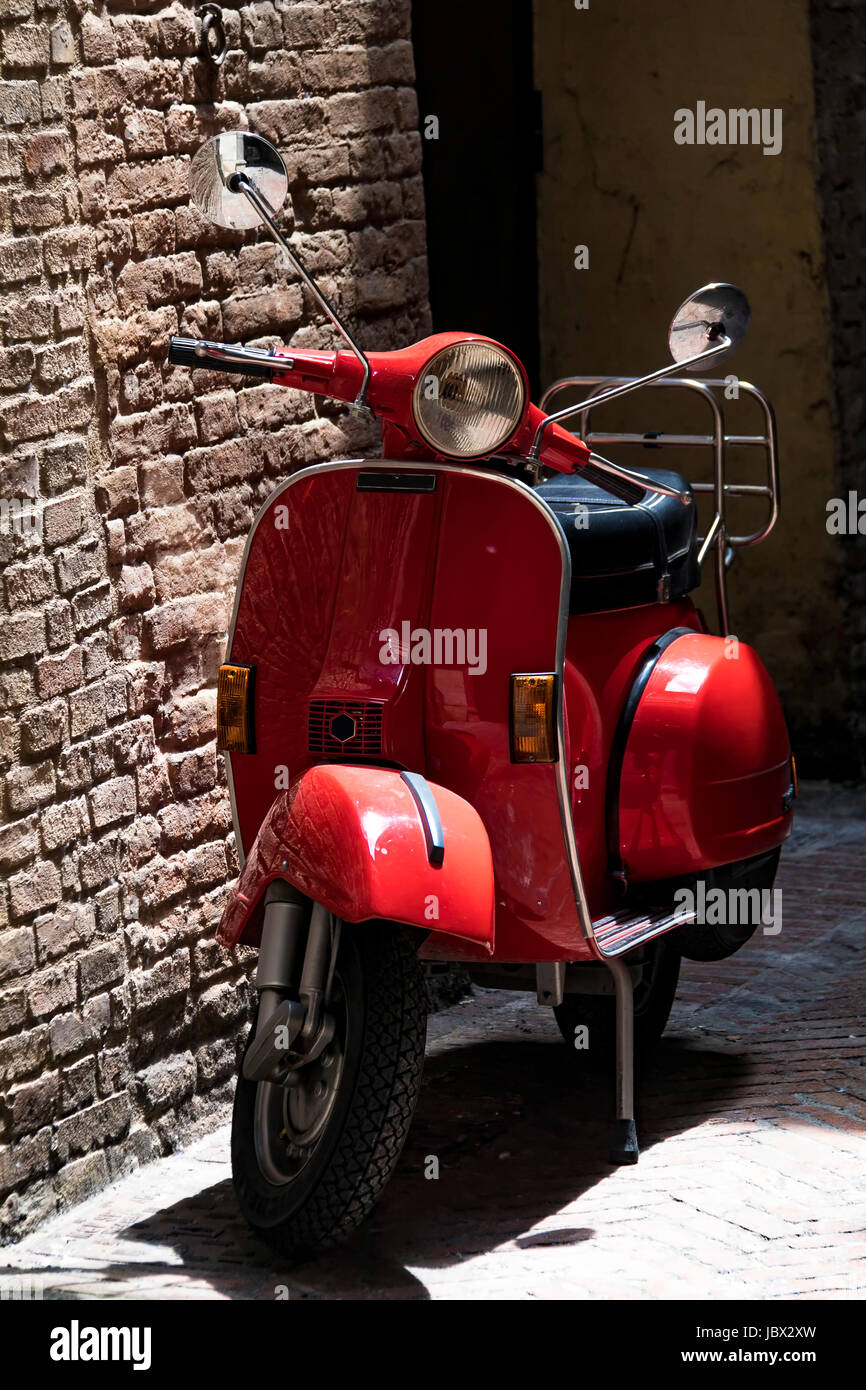 Rote italienische Oldtimer Vespa-Roller Stockfotografie - Alamy