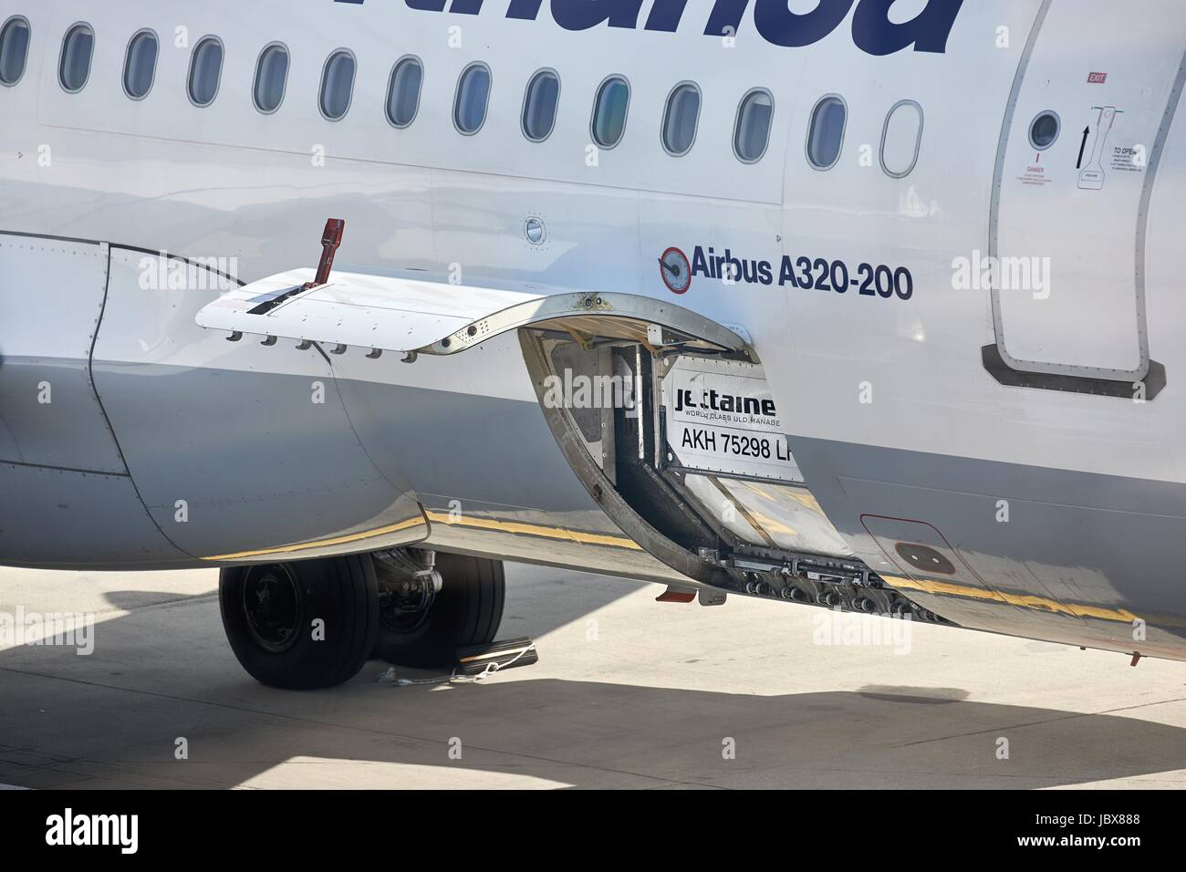 BUDAPEST, Ungarn - 23. März 2017: Luftfracht-Container in ein Flugzeug ...