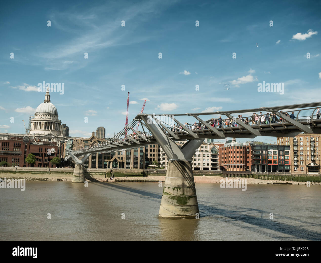 Tower bridge und london bus von der themse aus gesehen -Fotos und ...
